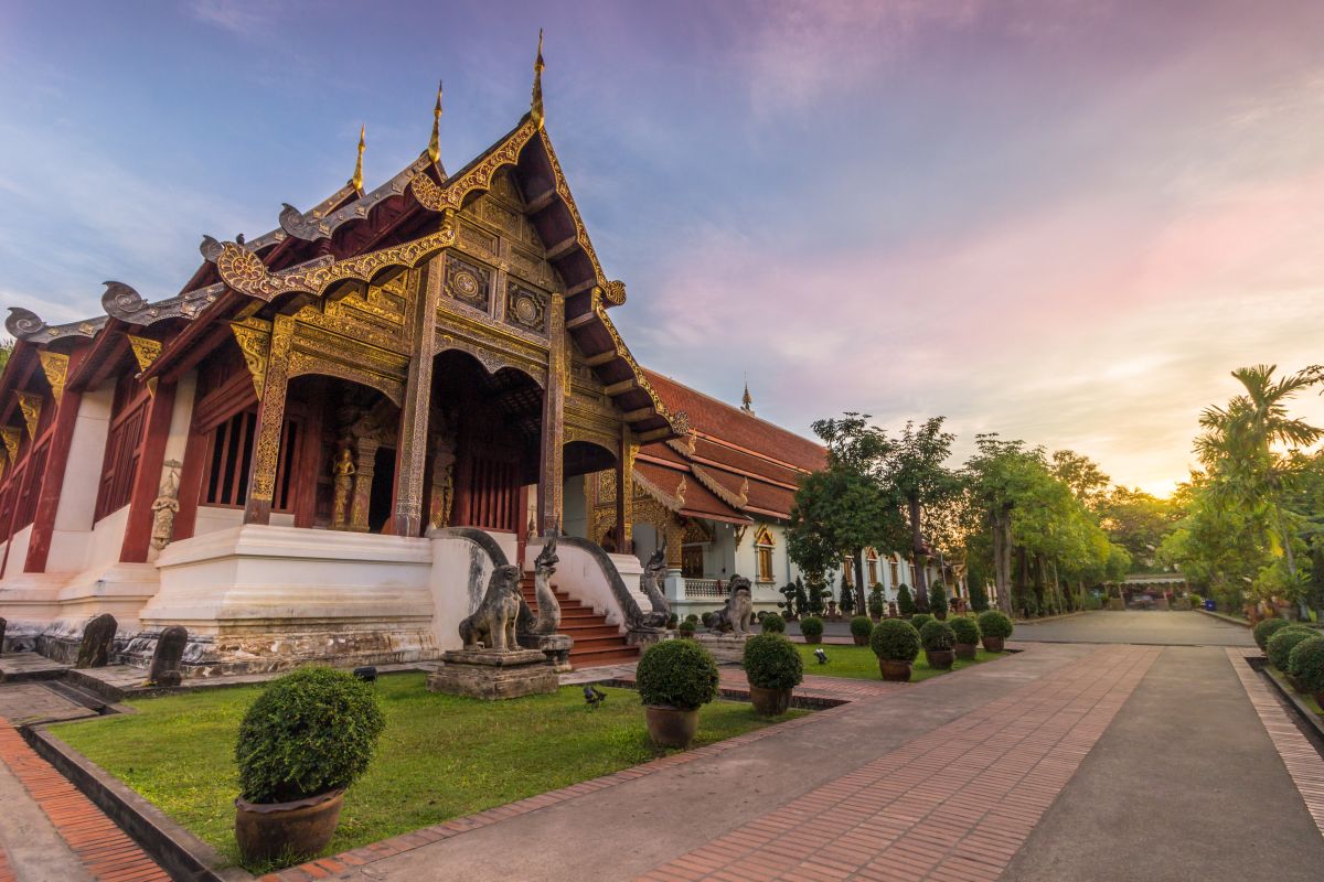 Dress Code for Thailand Temples for Men and Women [Do's, Don'ts and More]